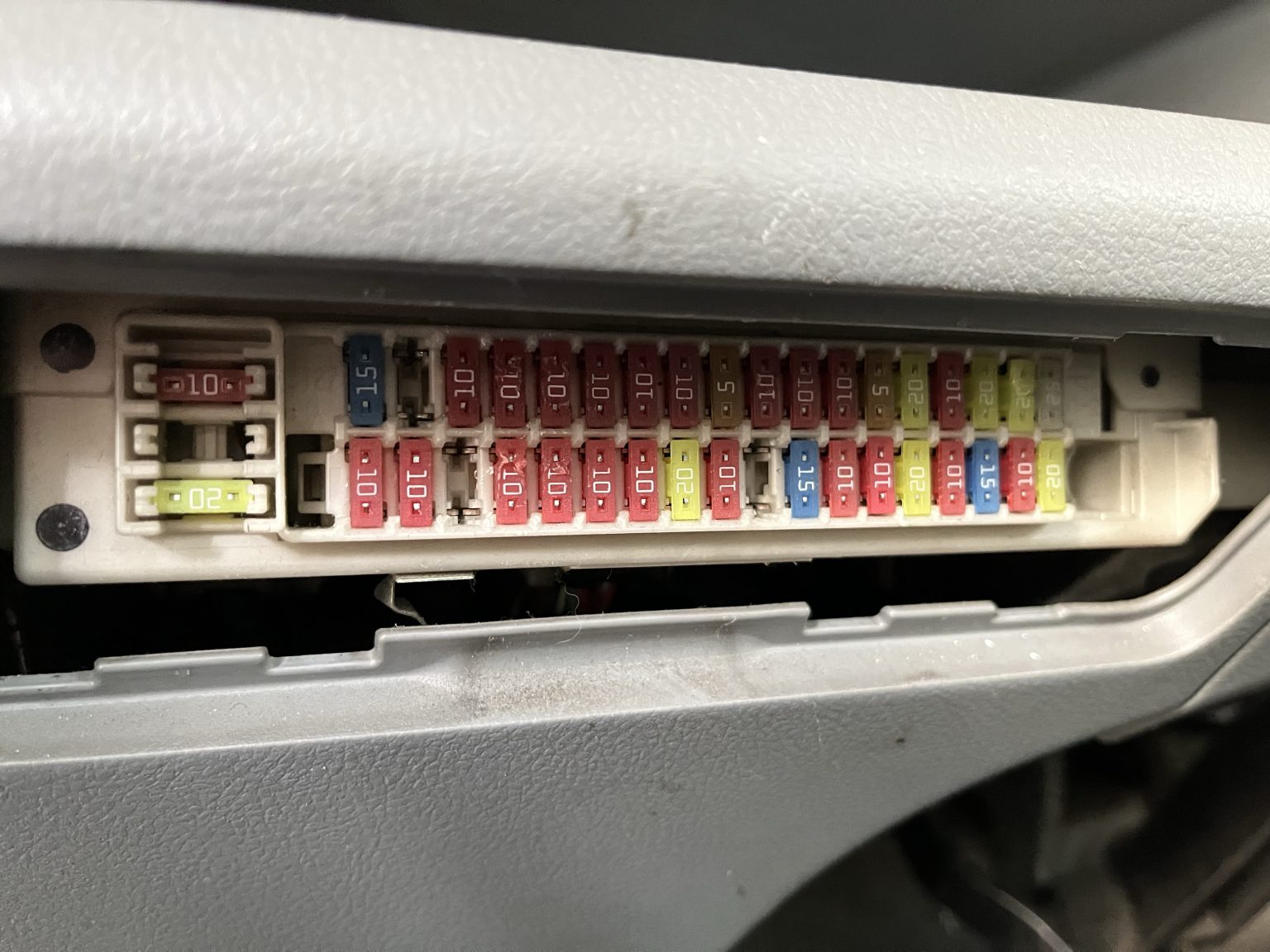 【デュトロ】フォグランプが点灯しない原因は？ヒューズ＆電球交換！日野 TKG-XZU600X N04C 小型 修理事例 | 【自動車整備士】GAMの頭の中